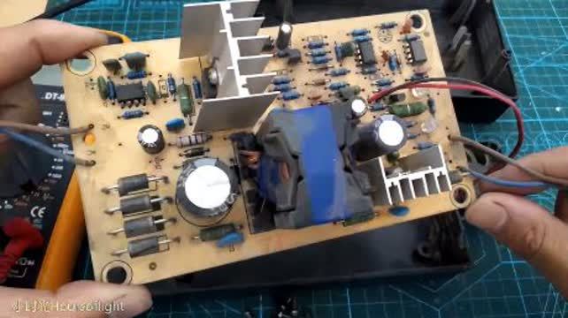 电动车充电器插上电灯不.