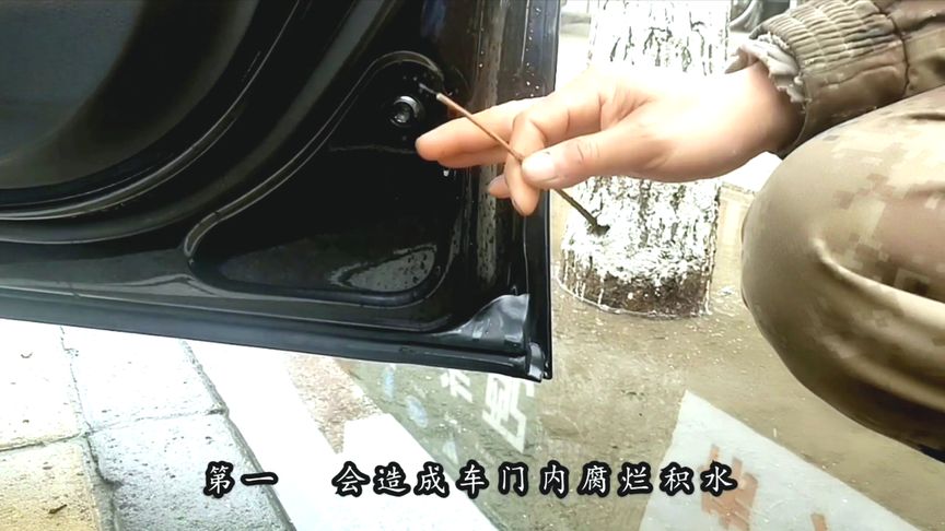 雨天车窗内积水,担心音响和玻璃升降器烧坏,老张一根小棍搞定