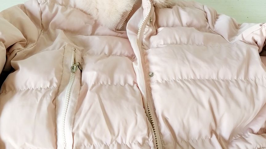 羽绒服脏了别再用水洗,教你正确清洗方法,3分钟洗净还能马上穿