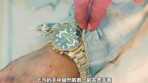 这是一块神奇的手表,戴上它的人将会迅速衰老