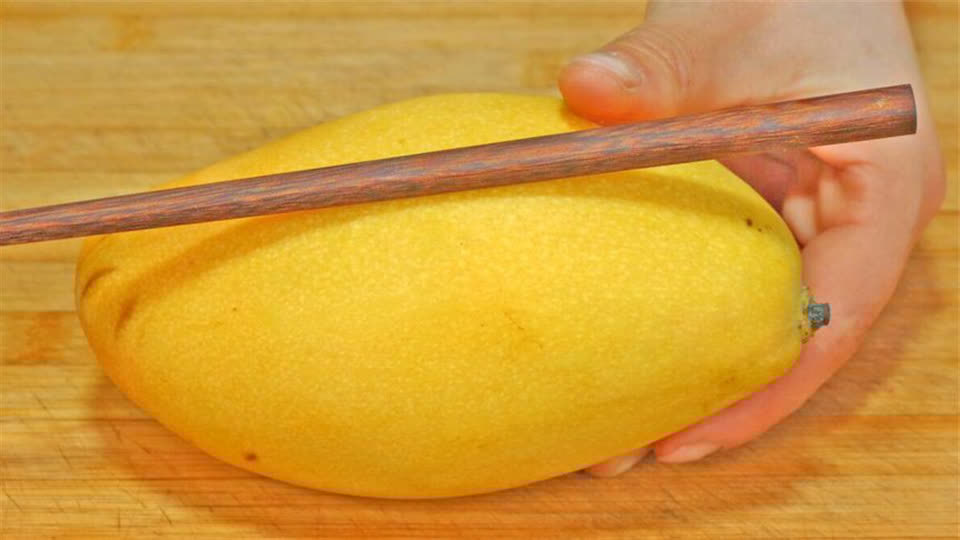 今天才知道,原来剥芒果皮这么简单,只需一根筷子