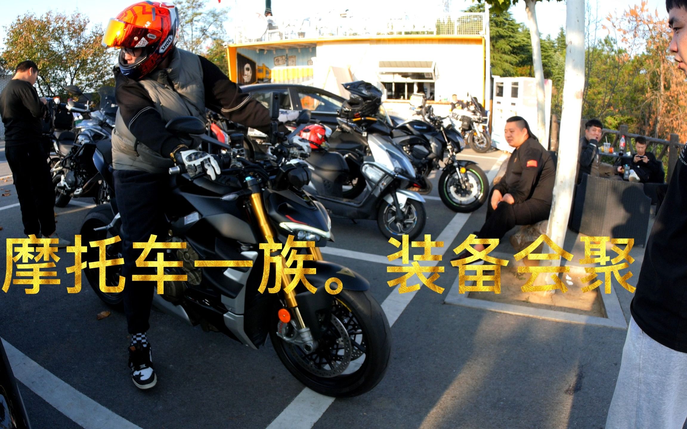 摩托车颇受年轻人的激情,收集了一组摩旅机车呈现给大家