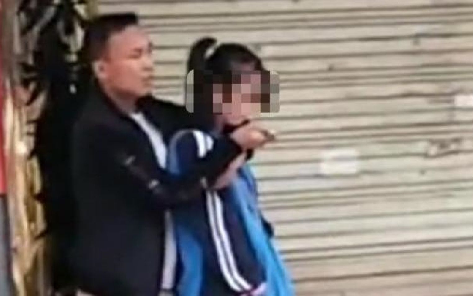 张家界1男子校门口持刀行凶,被抓时围观群众怒了
