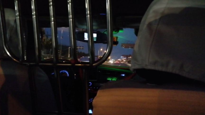 小伙从机场到市区坐了电动三轮车和出租车。到底有多便宜