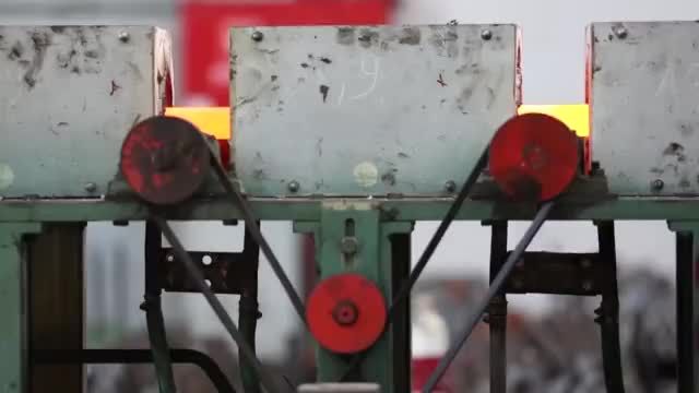 工厂实拍小口径无缝钢管制造过程,