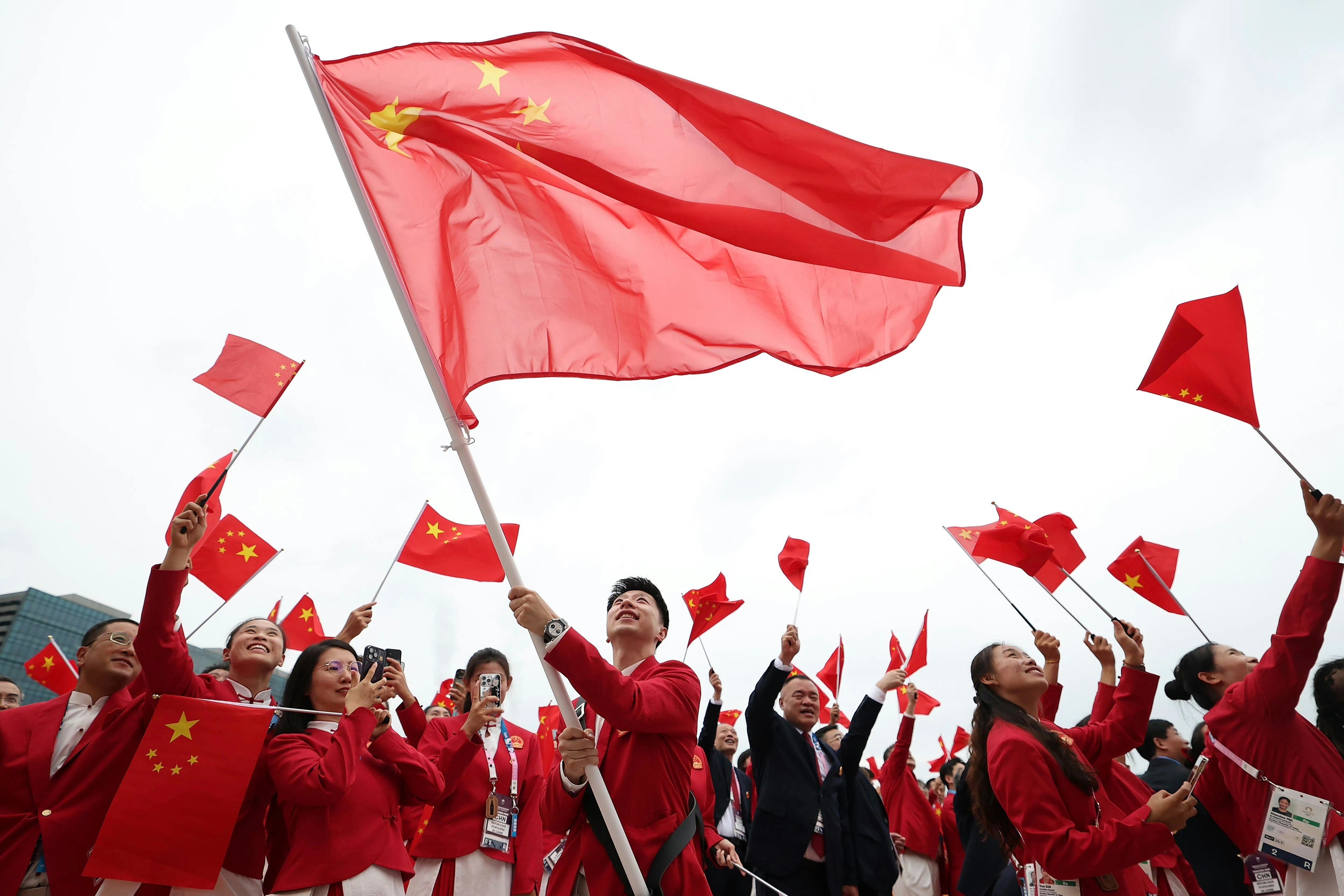 中国2位旗手开幕式前在干什么?马龙坚持训练,冯雨采访表示兴奋