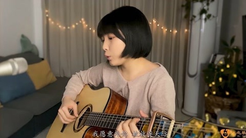 小姐姐吉他弹唱《我愿意》王菲经典歌曲,太好听了!