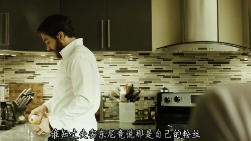 男人偶然发现一个和自己长得一模一样的人,还主动约对方见面