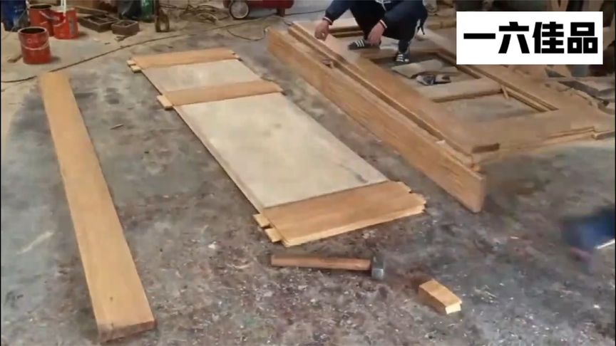 实拍家具厂木工小伙制作实木门全过程,最后一刷漆服了,真不错