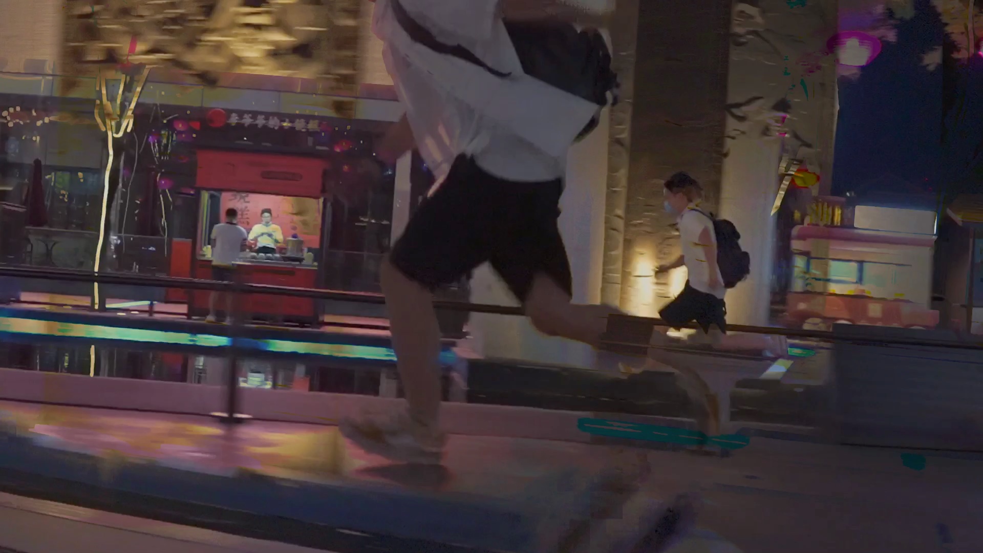 前面是手机拍的,后面是6400➕适马30 1.4,稳定器智云wbs