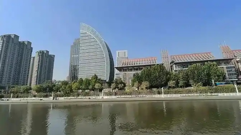 在玩的间歇,一起讨论、一起交流语言表达,是一件轻松惬意的事情