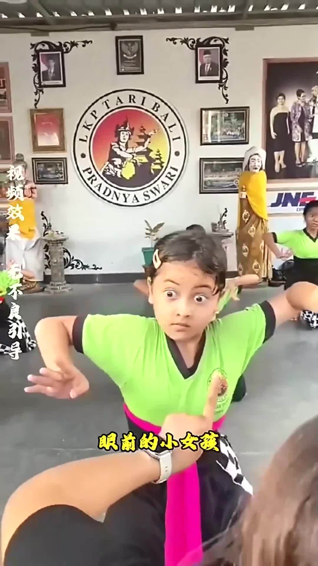 这里位于印度尼西亚的巴厘岛,他们正在跳当地传统舞蹈