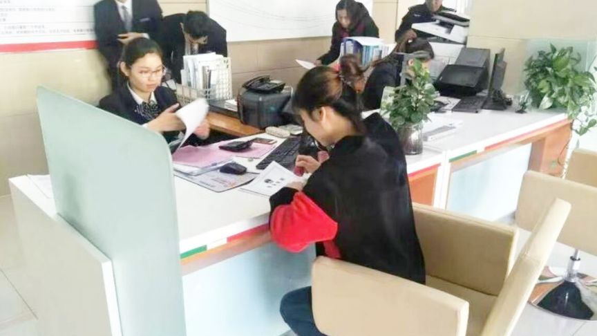 银行卡要改预留手机号,必须本人去柜台办理么?原来可以这么做