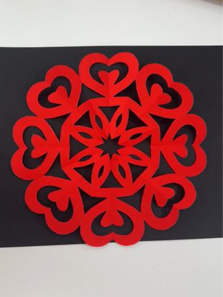 剪窗花 一起来试着剪这个漂亮的窗花吧,简单又好看