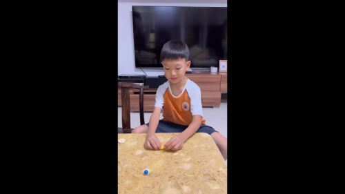 现在小学一年级的作业真简单,认识五以内的加减法,还不用书写,做个小...