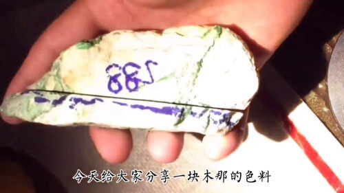 木那翡翠原石,全身的色带贯穿,能不能出奇迹呢