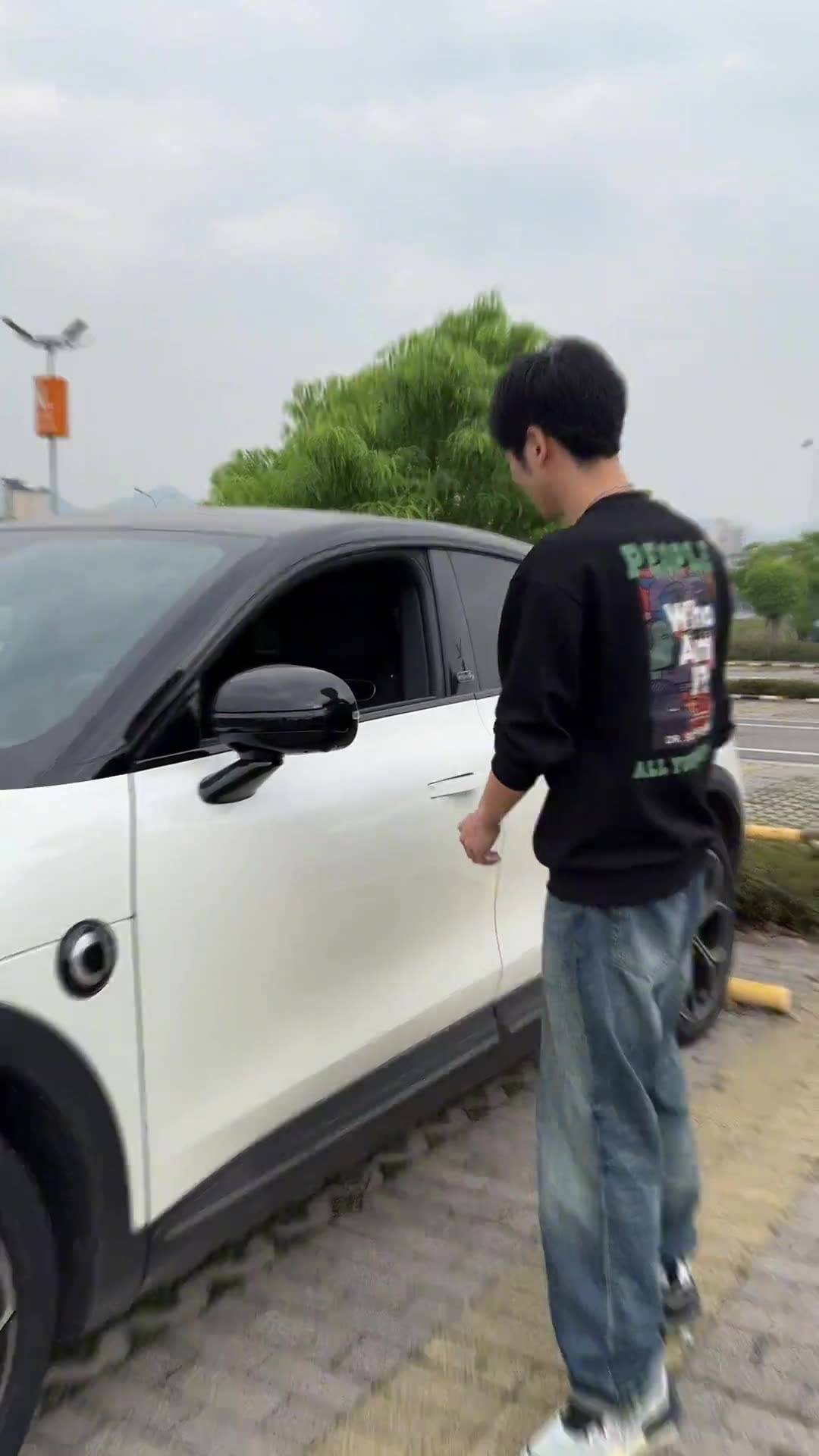 一键设置后视镜下翻功能 倒车再也不怕刮轮胎。