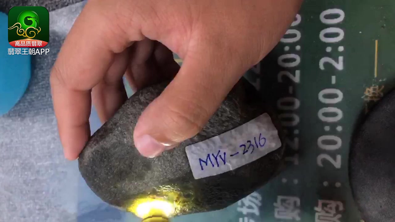 翡翠原石讲解莫西沙种水料打灯有种水_翡翠王朝