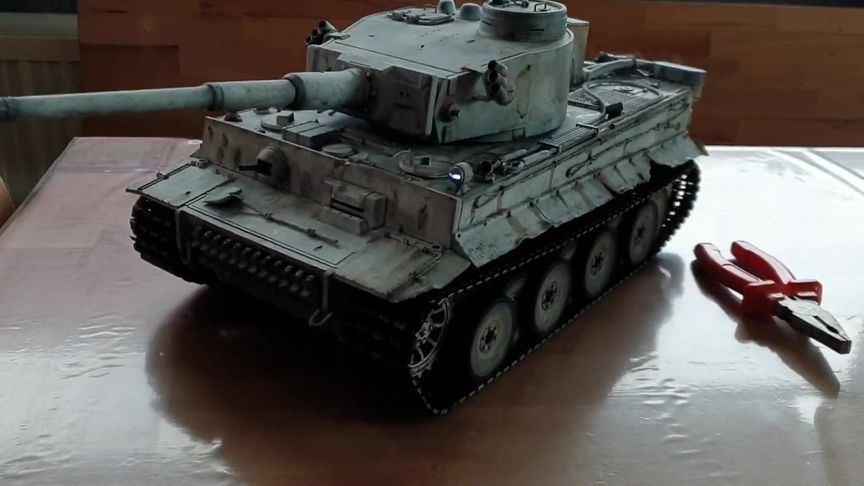 虎式坦克模型,刚组装好,用的钳子还没收!