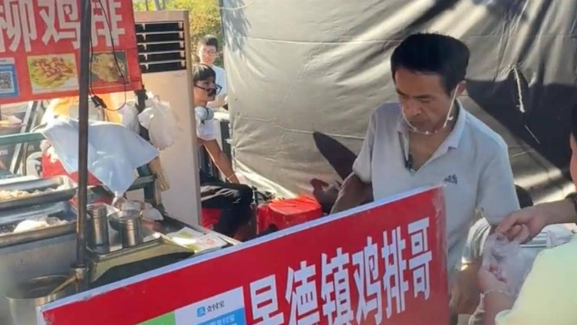 鸡排哥向排队游客致歉,宣布将休息1天!摊位已安装空调,并成立工作室