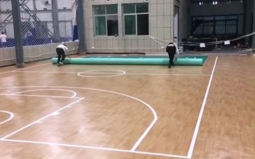 能收卷起来的羽毛球场地