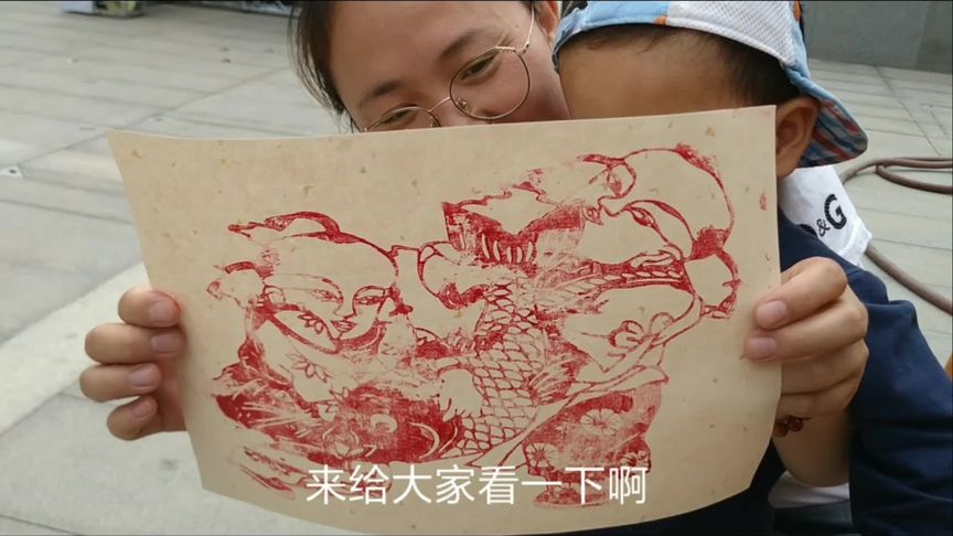 一岁半宝宝也能拓印木版年画,年画到底是怎么制作的?