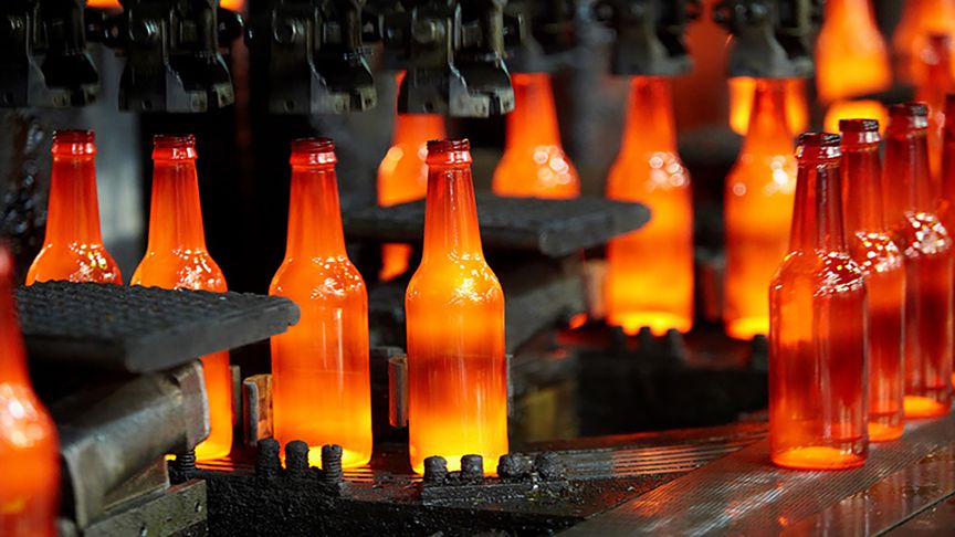 镜头实拍玻璃瓶制作全过程,玻璃瓶原来是“吹”出来的,涨见识了