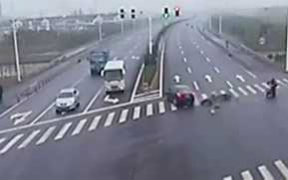 国内的一些交通事故,大多数都是不遵守交通规则