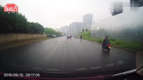 行车记录仪:车主正常行驶,记录仪刚好拍下自行车摔倒"诡异"一幕!