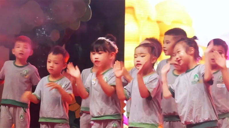 毕业诗《一起向未来》南华县蒙特梭利赫烊幼儿园2024年毕业典礼
