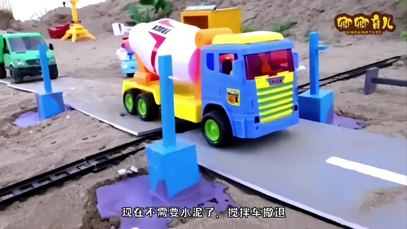 玩具车动画-《火车吉普车撞车了》#玩具车 #工程车玩具