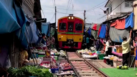 【越南】火车从闹市中穿行而过