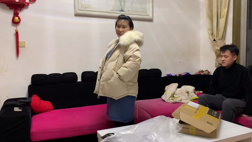 600块买的羽绒服,媳妇试穿,小伙:腿短穿好看,腿长穿不好看