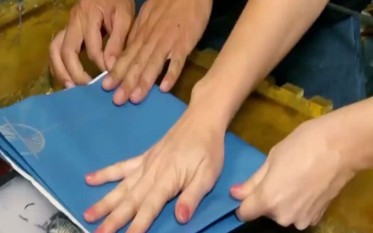 一张纸最多能对折几次?折103次连宇宙都装不下,这是真的吗?