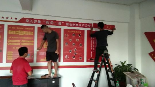 学校安装宣传广告,一下午三面墙搞定。