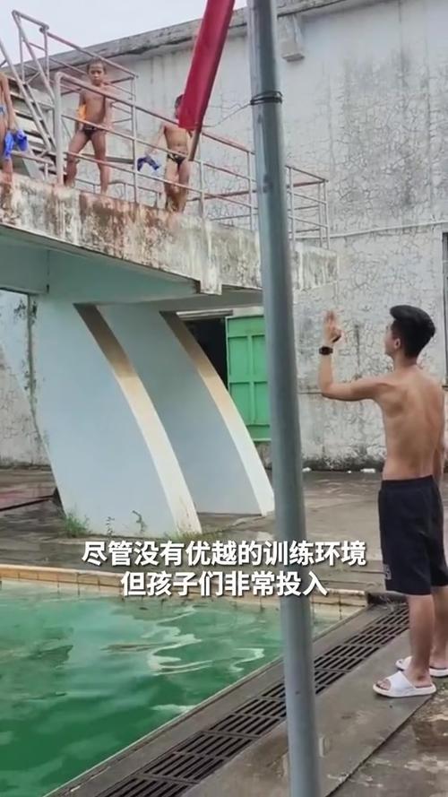近日有网友拍到全红婵的启蒙教练郭艺在指导孩子们练习跳水!网友:.