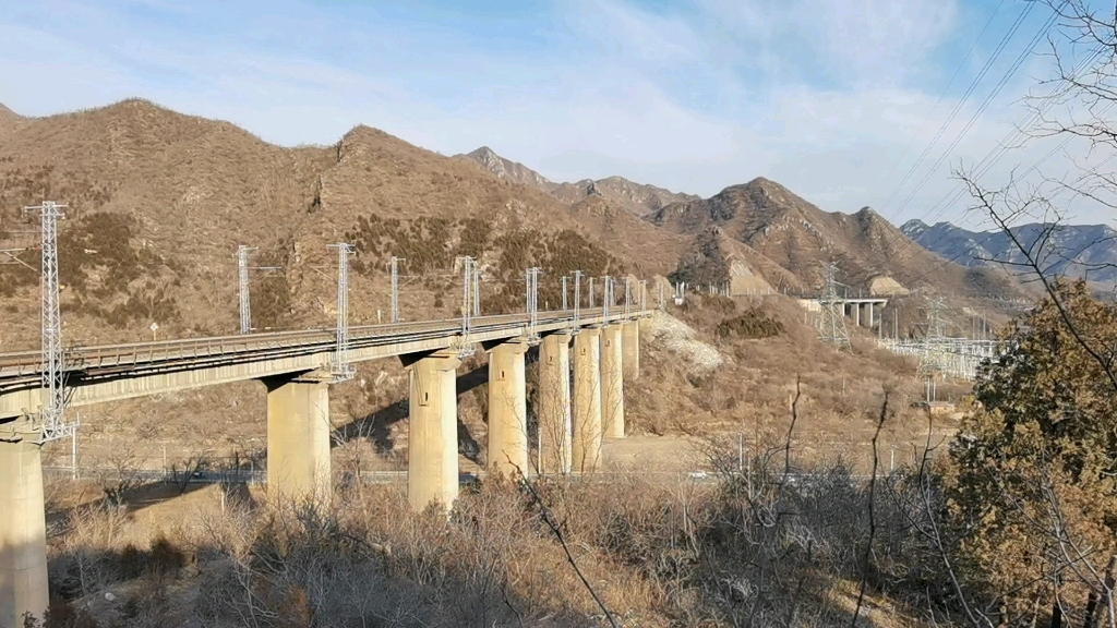 大秦铁路 两万吨重载列车运行在北京燕山山脉的崇山峻岭