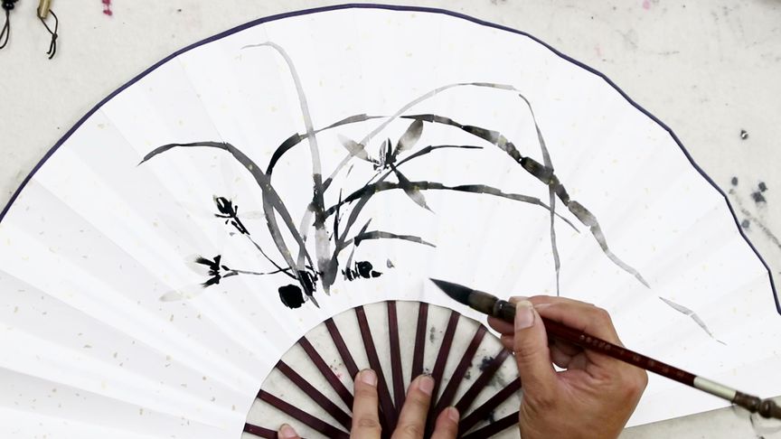 传统国画教学,扇面兰花,老师来教你用两种毛笔画出,简洁飘逸