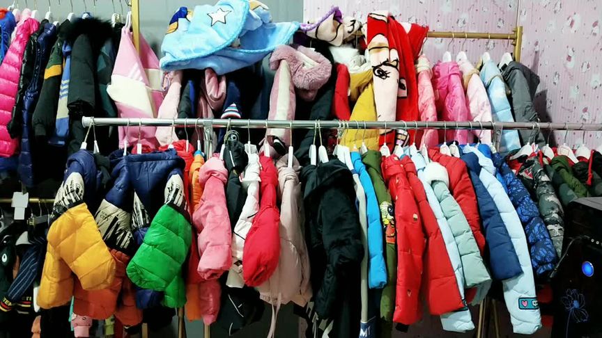 小利正在直播放漏中 羽绒服只要几十元