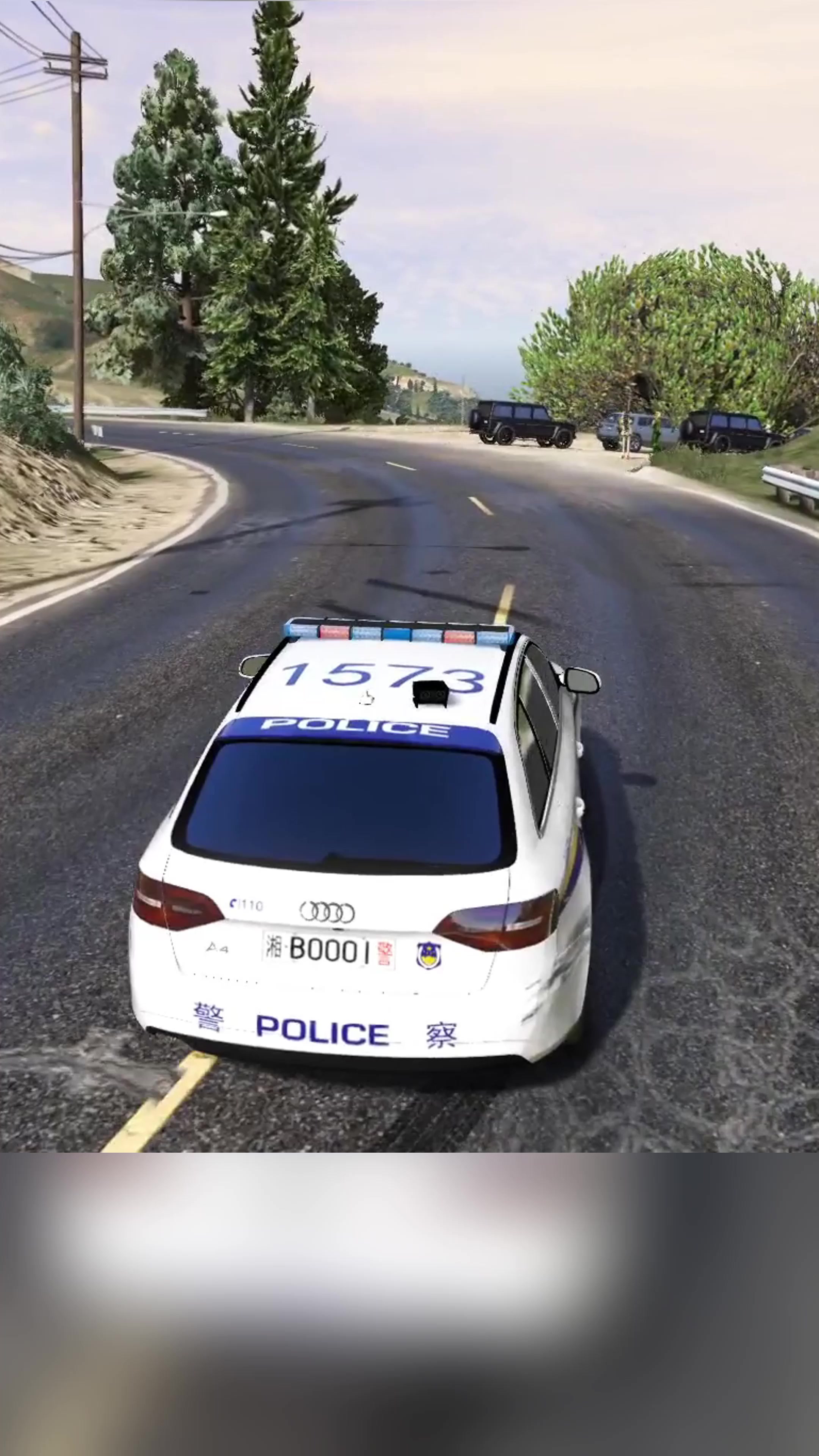 油罐车冲下了山坡,我正在想办法救援!#模拟游戏 #警察模拟器 #抖音小...