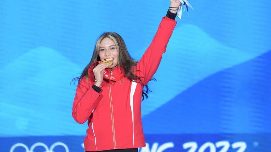 冬奥现场|颁奖广场再次升起五星红旗,谷爱凌咬住金牌庆祝胜利