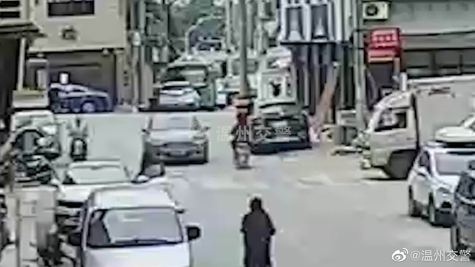 #覆车之戒# 【#温州# 随意开车门引事故 电动车被撞飞数米远】近日,...