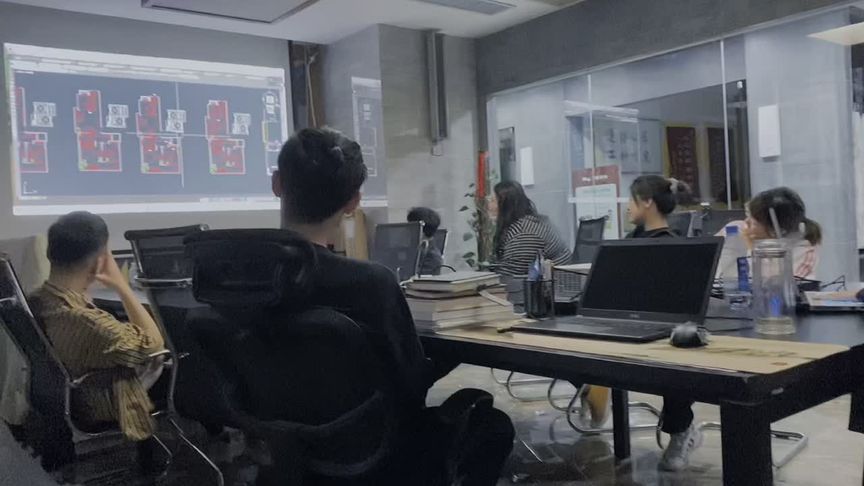 设计师研发方案讲解,好多小伙伴都在忙,只有我们在公司