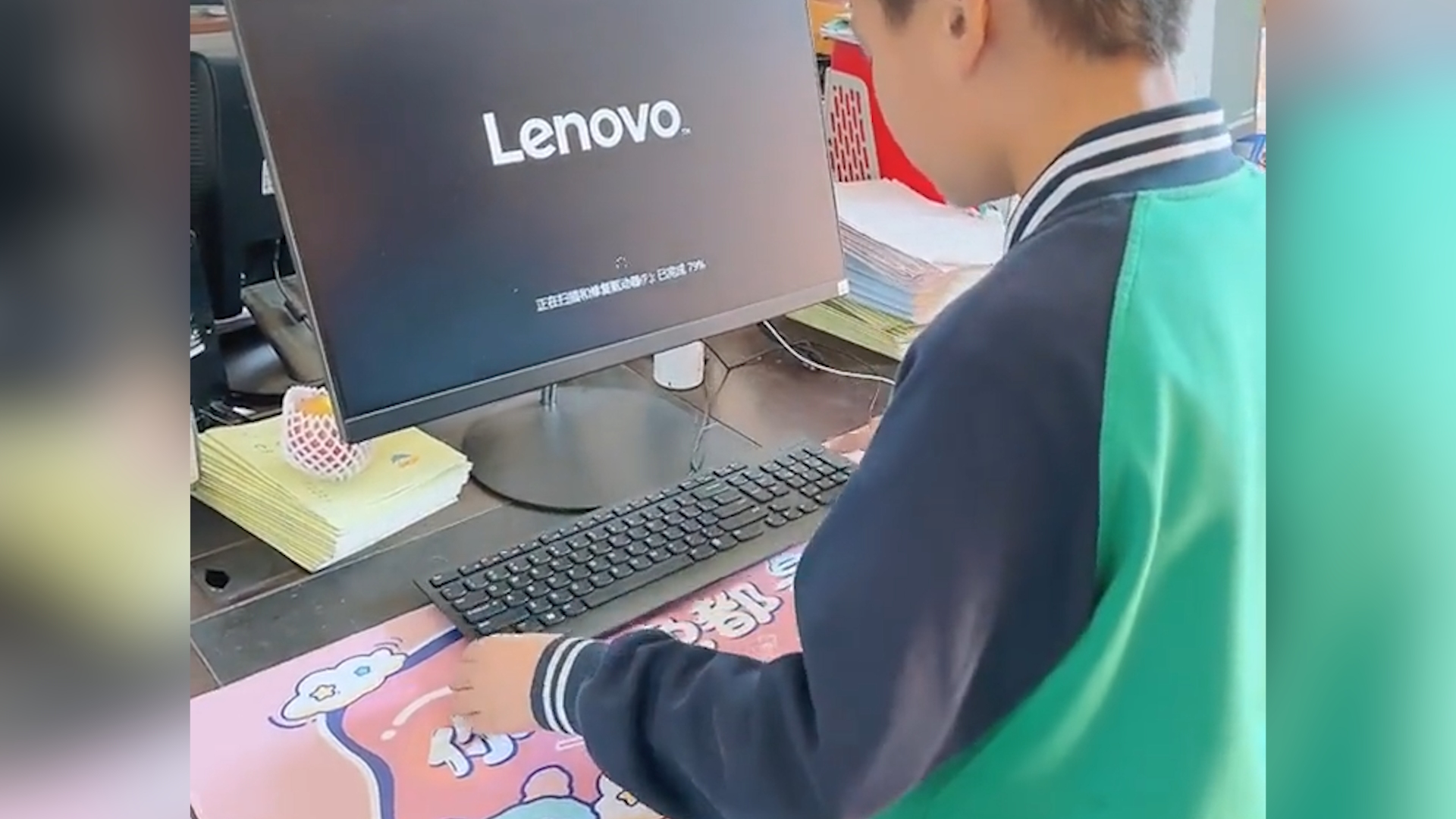 四年级小学生电脑高手 一顿操作修好老师电脑