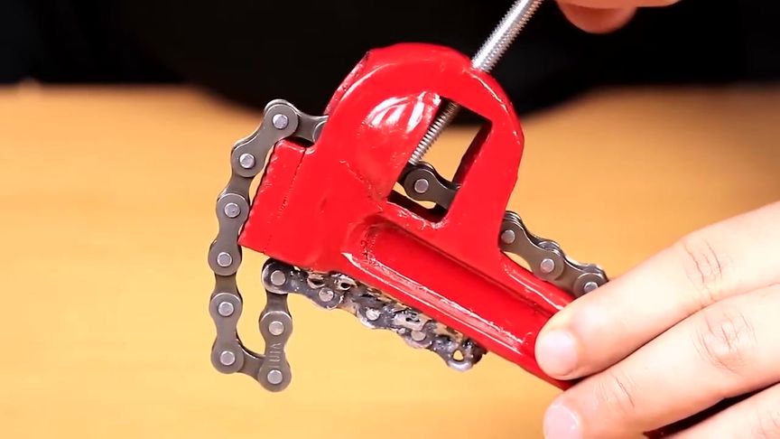 管钳掰断了?没有关系,找根链条打造一个链条扳手,继续发挥余热