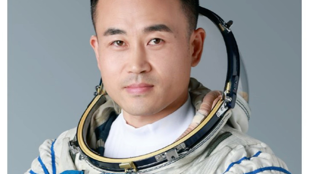 ...员组成,汤洪波担任指令长。#神舟十七号航天员 #神舟十七号发射时间