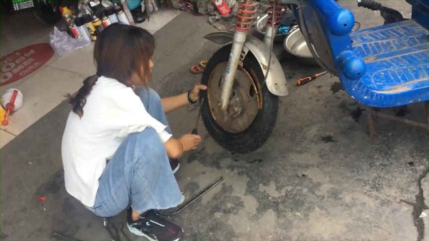 看看三轮车外胎怎么换的!美女老板娘现场教学