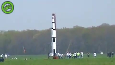 国外牛人自制火箭升空实验,升空后弹出降落伞回收,真是土豪玩法