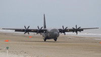 英国皇家空军C-130“大力神”运输机海滩起降,机翼的4台螺旋桨动力...