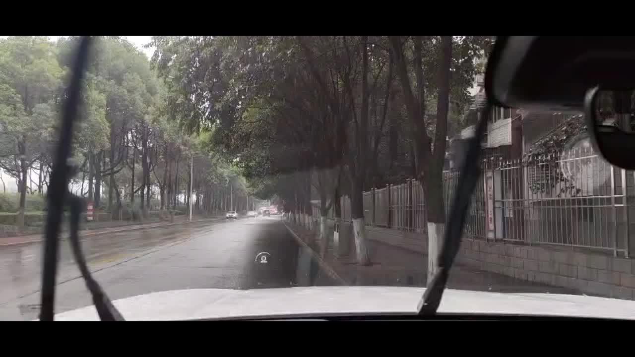 狗友们。你们雨刮器响不?这个雨刮器刮慢了响的很啊。是不是因为...